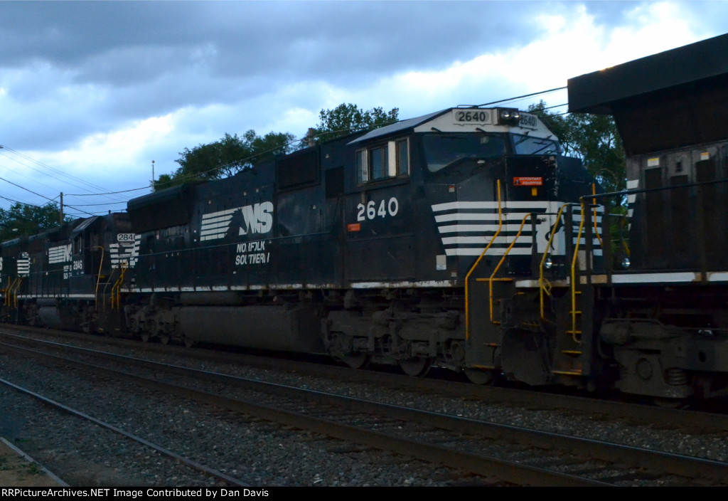NS SD70M 2640 trails on 33A